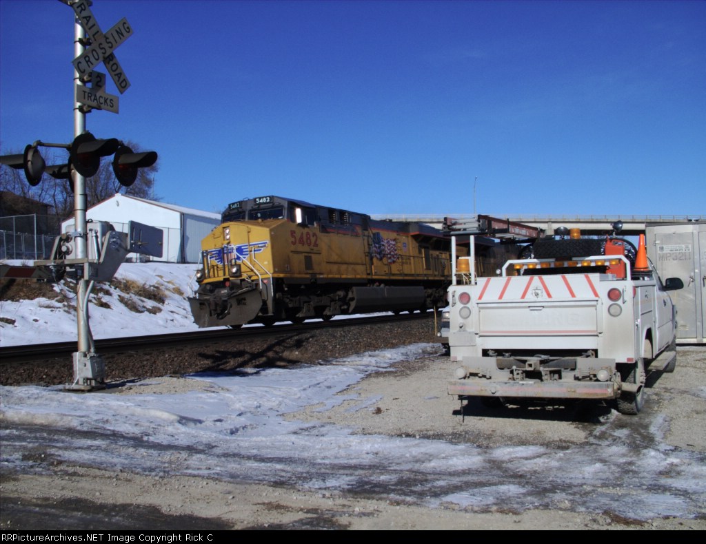 UP 5482 Brings Manifest WB By MoW Crews